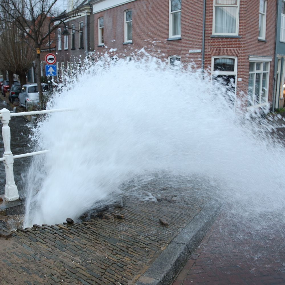 Water spuit straat in door breuk in waterleiding - Omroep West