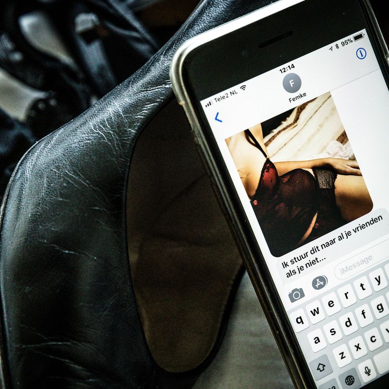 Berkelse 'modellenscout' blijft vastzitten voor maken naaktfoto's - Rijnmond