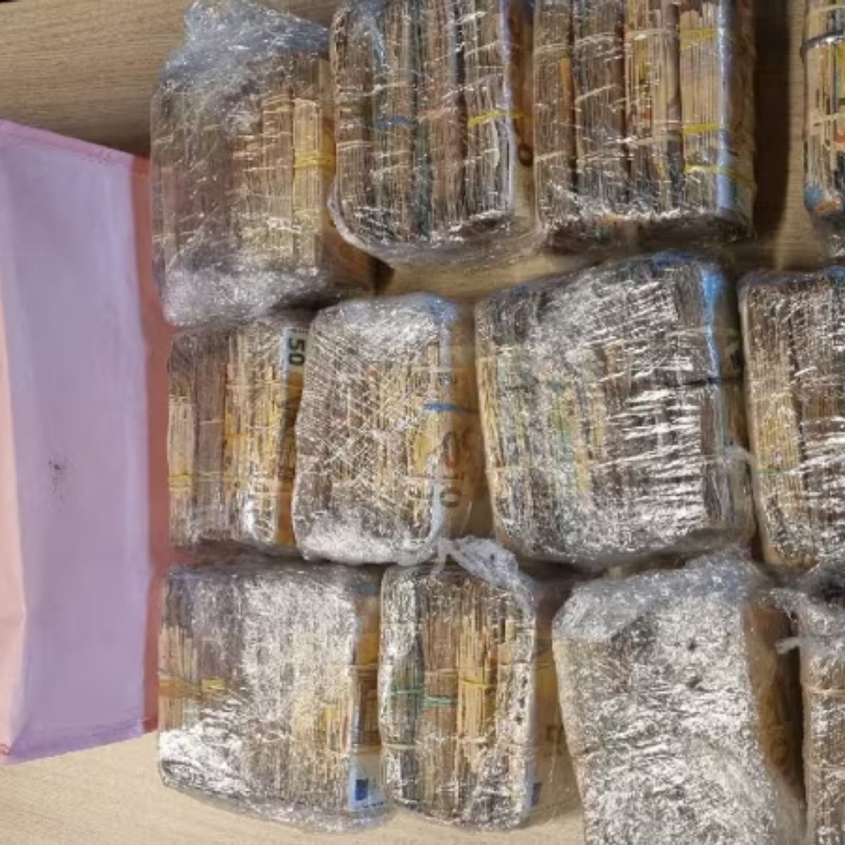 Agenten volgen verdachte auto en stuiten op bijna 1 miljoen euro - RTV ...