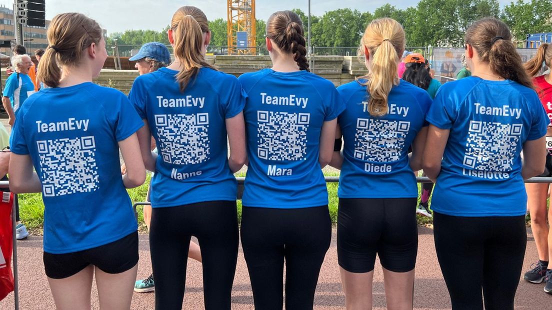 Verrassing voor zieke Evy (17): vriendinnen lopen marathon om geld op te halen voor ...