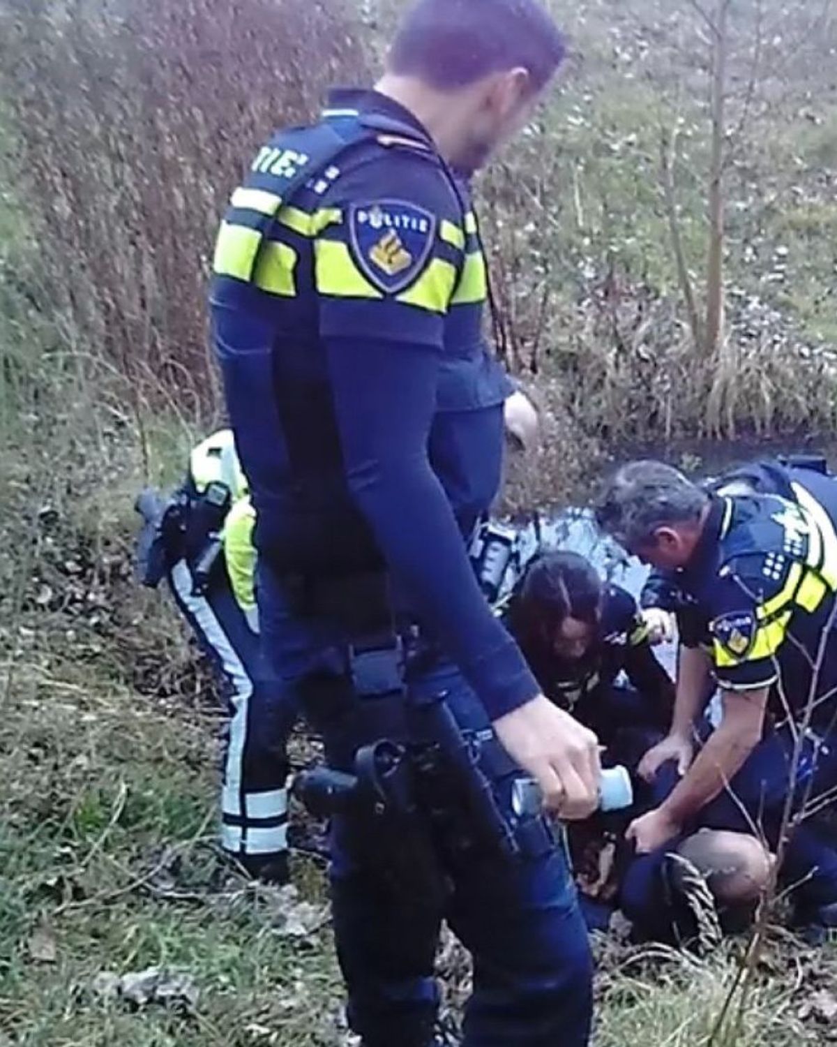 Achtervolging eindigt met nat pak: voortvluchtige en agente belanden ...