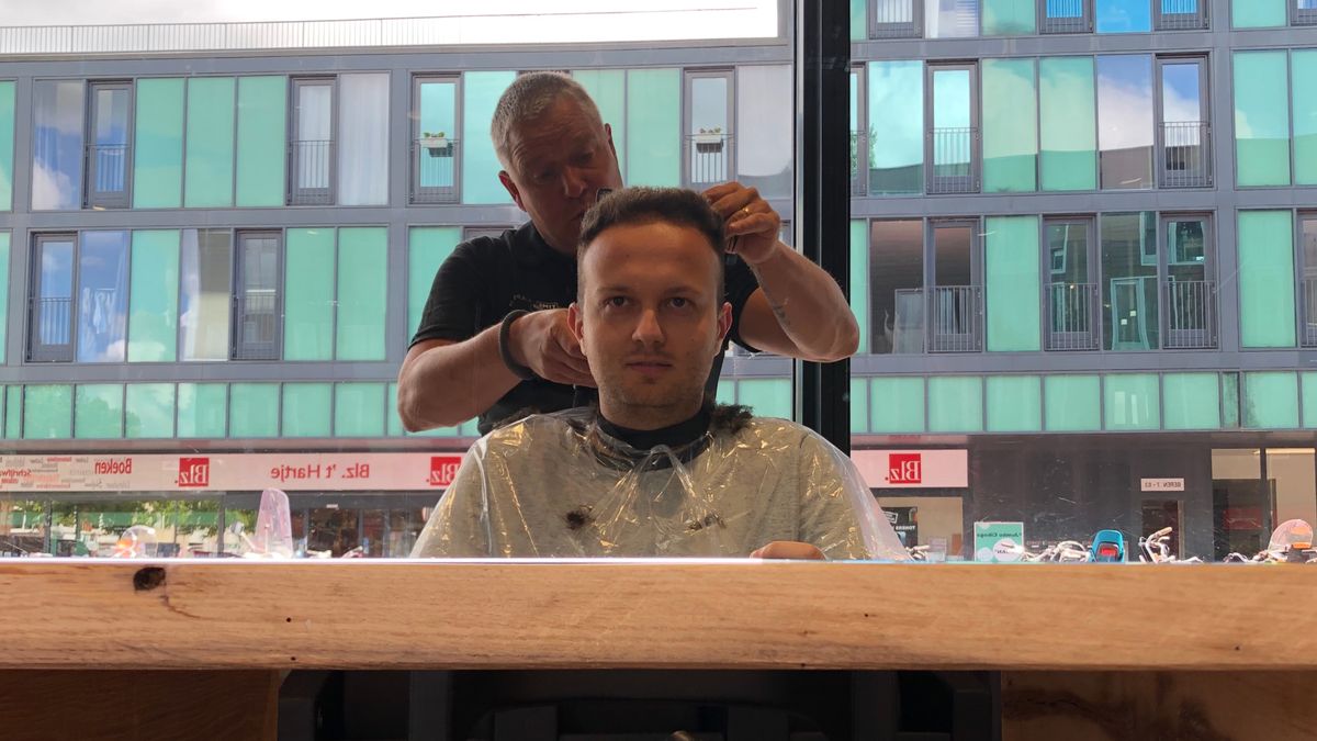 Naar de kapper in coronatijd: 'Het is eigenlijk niet heel anders dan ...