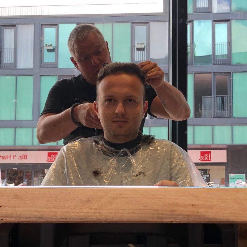 Naar de kapper in coronatijd: 'Het is eigenlijk niet heel anders dan ...