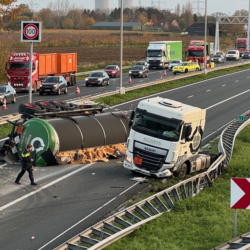 A2 na uren weer open: gekantelde vrachtwagen opgeruimd - L1 Nieuws