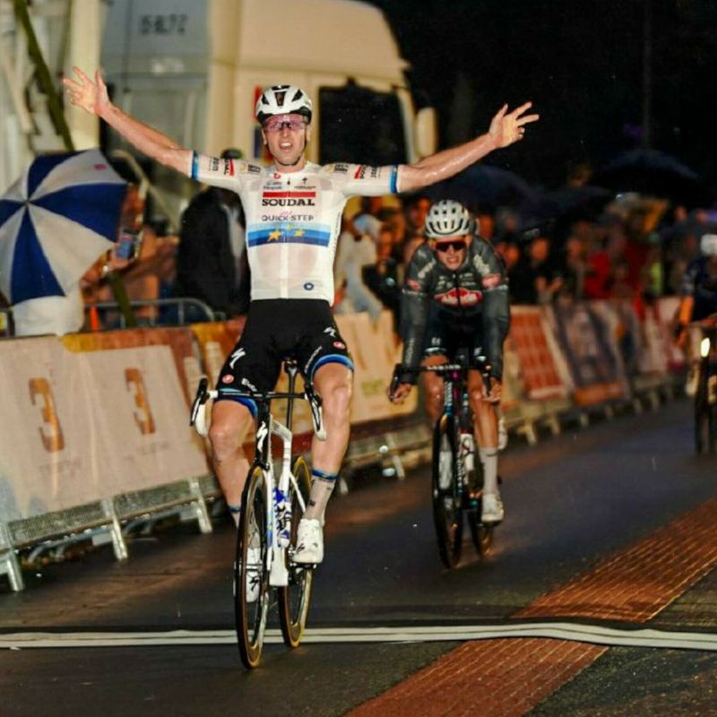Topsprinter Tim Merlier wint regenachtige Gouden Pijl - RTV Drenthe