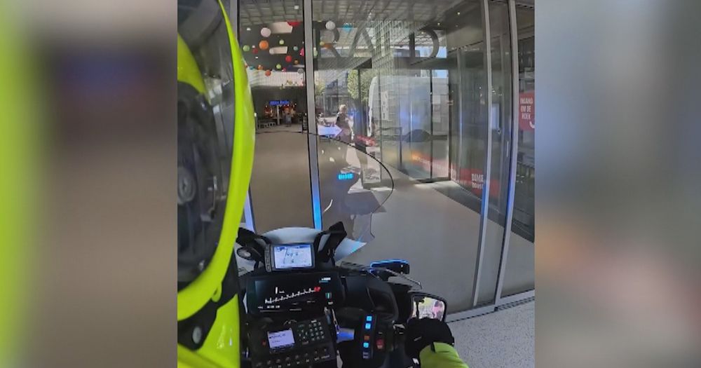 Manager van Albert Heijn gewond bij aanhouding dief, politiemotor rijdt ...