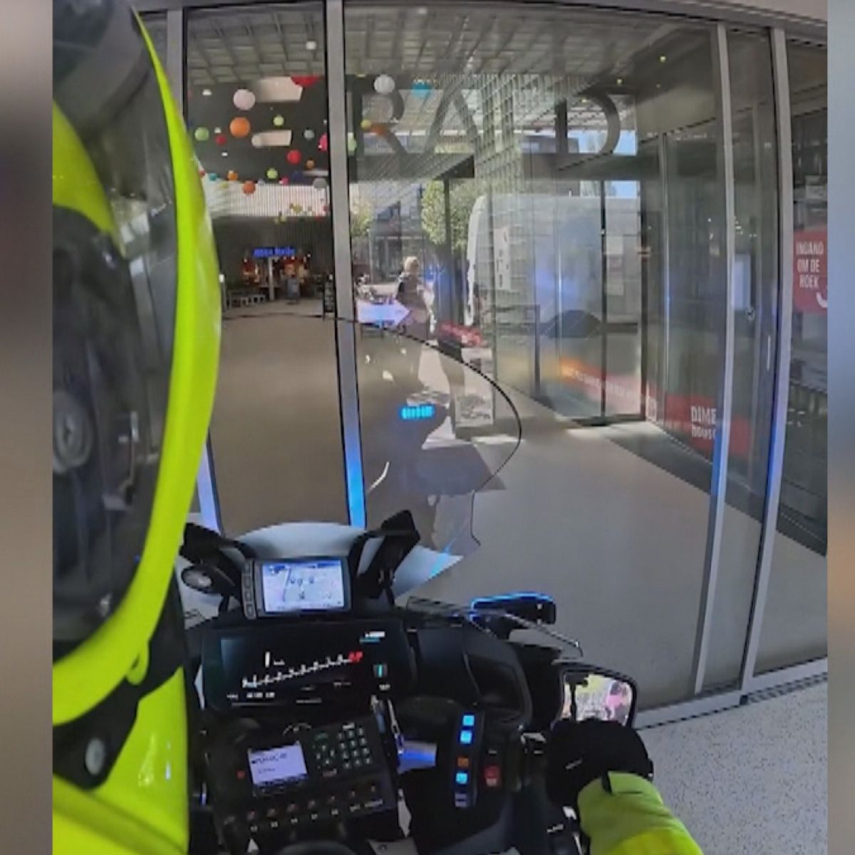 Manager van Albert Heijn gewond bij aanhouding dief, politiemotor rijdt ...