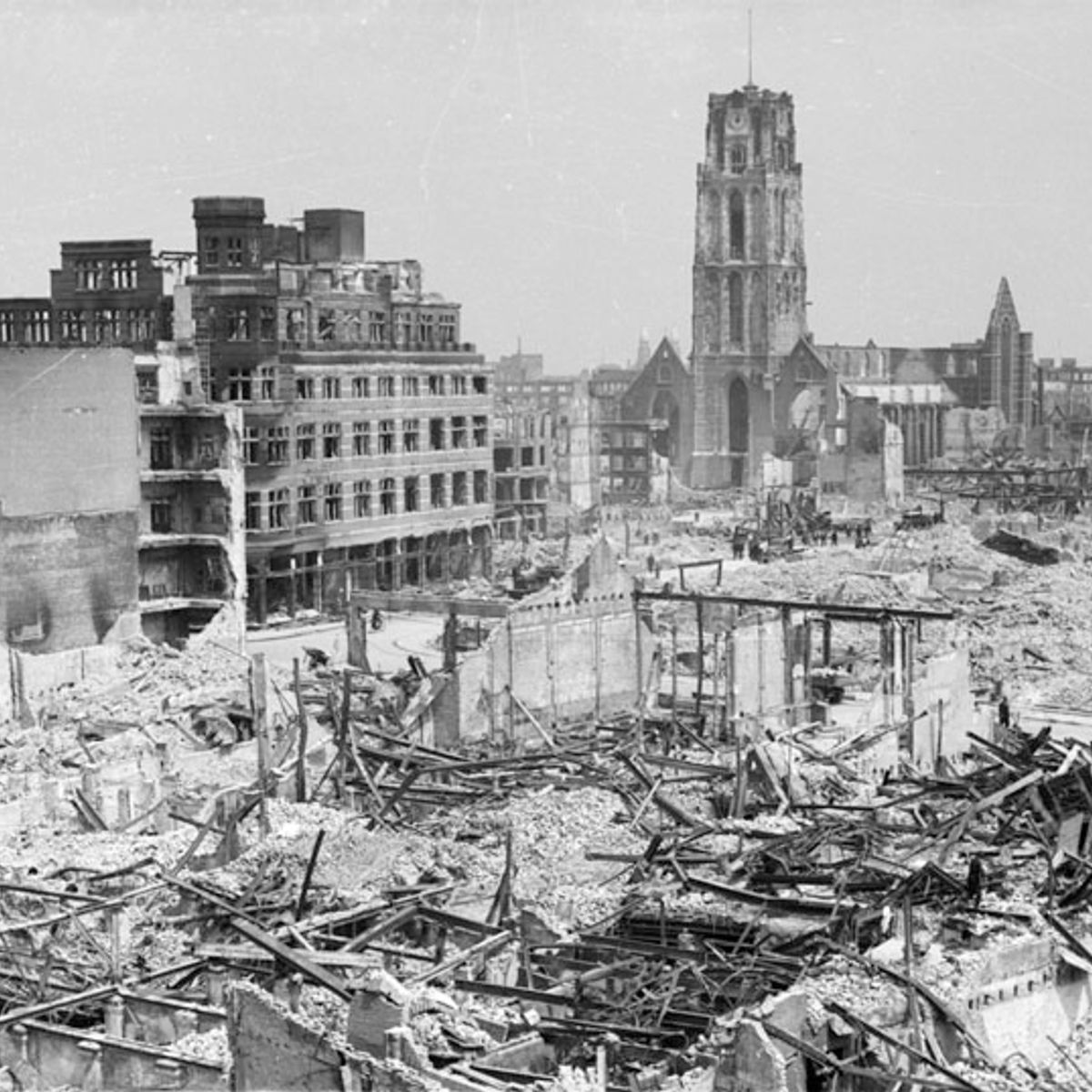 Koos Postema maakte als 7-jarige bombardement op Rotterdam mee en ...