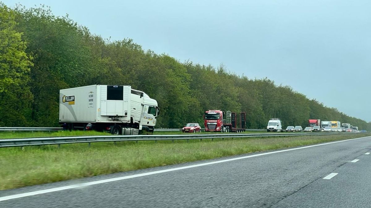 File door geschaarde vrachtwagen op A28 bij Hoogeveen - RTV Drenthe