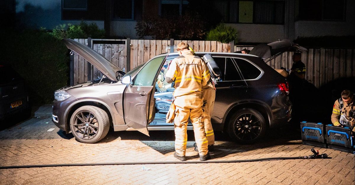 Auto in vlammen, binnenkant uitgebrand - Omroep Gelderland