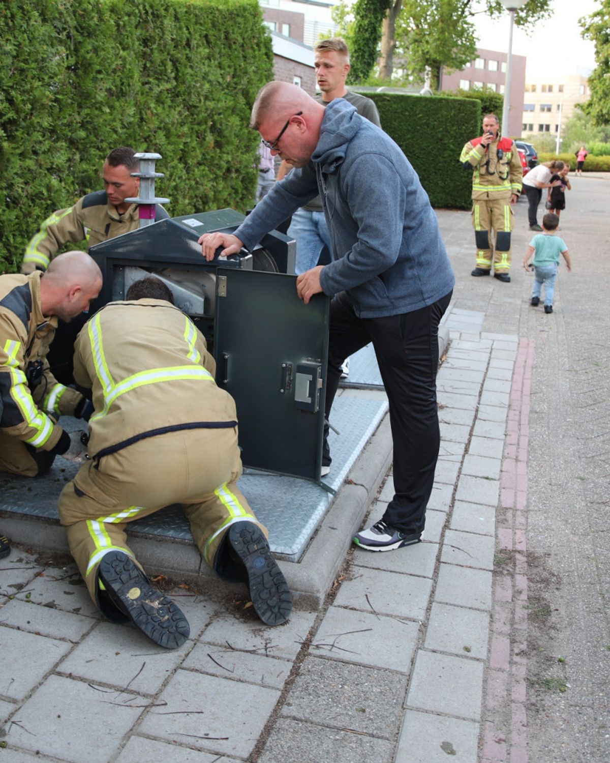 VIDEO: Brandweer redt jongetje uit ondergrondse container - Omroep West