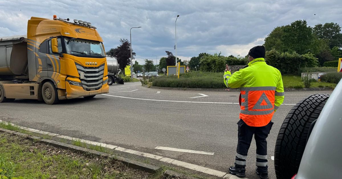 Provincie wil snel af van 'dure' verkeersregelaars bij brug Roosteren ...