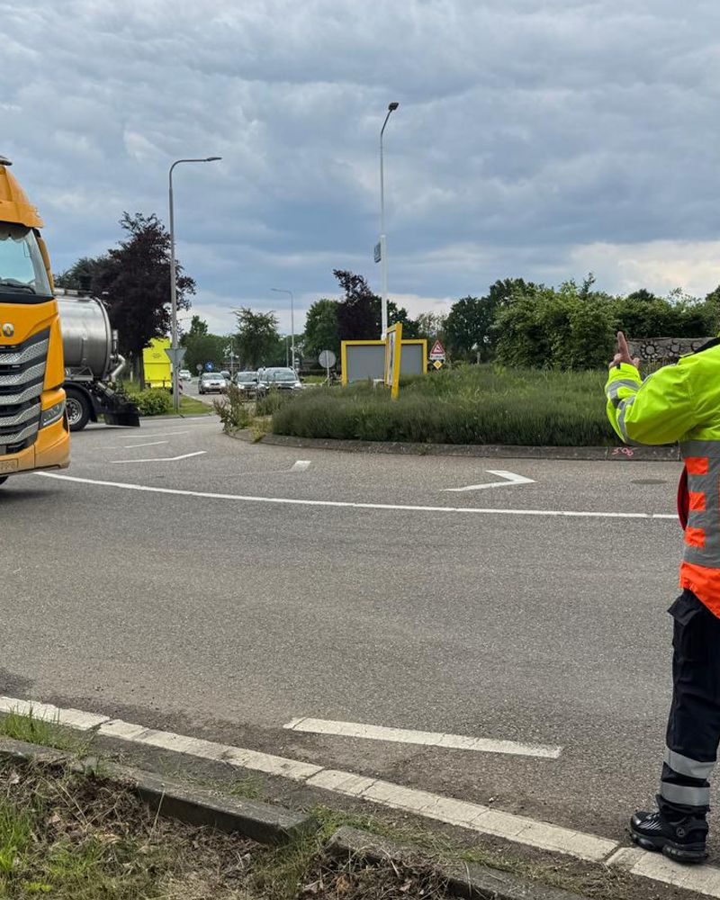 Provincie wil snel af van 'dure' verkeersregelaars bij brug Roosteren ...