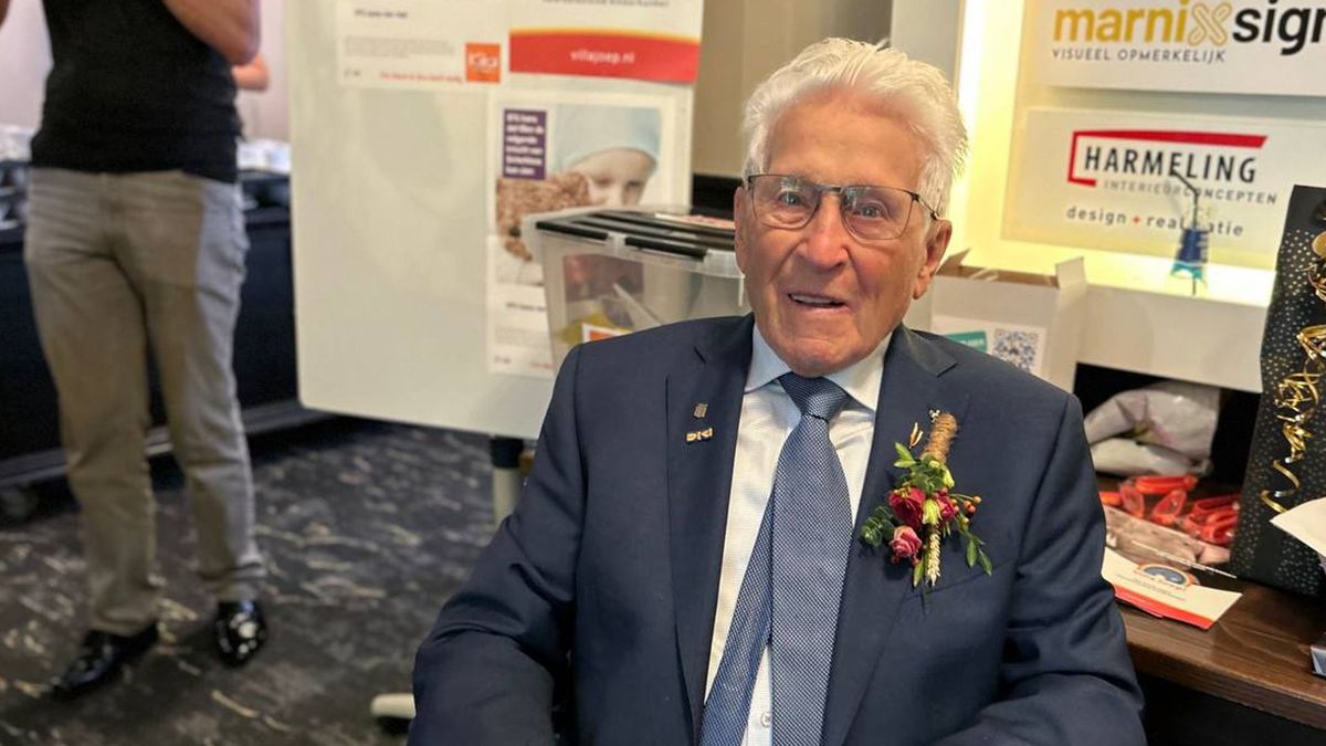 Roelf is 100 jaar en dat viert heel Rijssen met hem mee: "Sjongejonge ...