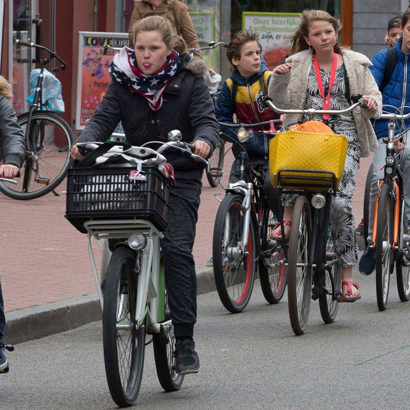'Studenten en scholieren moeten de bus uit en de fiets op' - RTV Noord