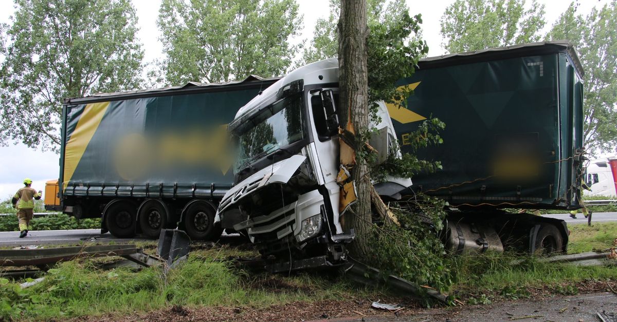Snelweg dicht nadat vrachtwagen door vangrail rijdt; veel verkeersborden op de weg - Rijnmond