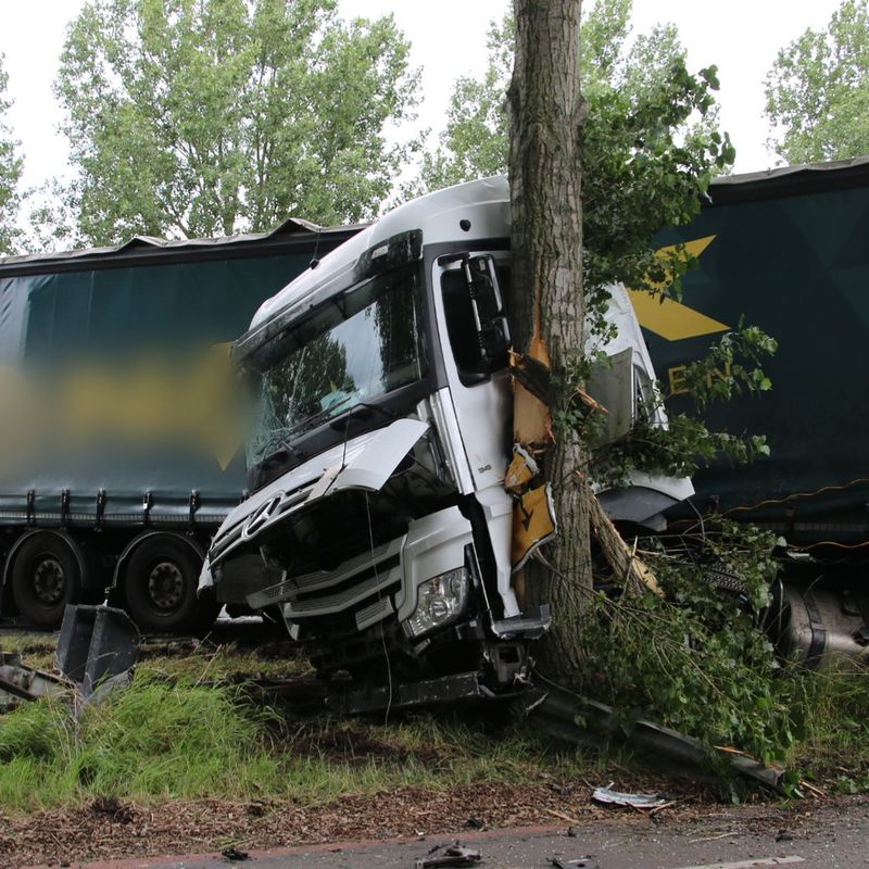 Snelweg dicht nadat vrachtwagen door vangrail rijdt; veel verkeersborden op de weg - Rijnmond