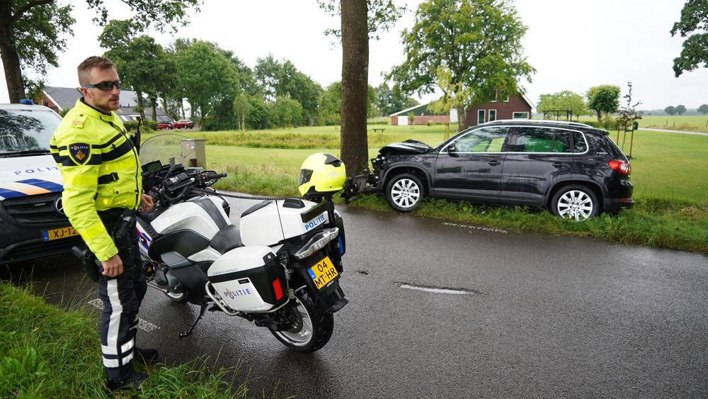 Het is weer raak op 'gevaarlijkste weg van Noordenveld', auto met ...