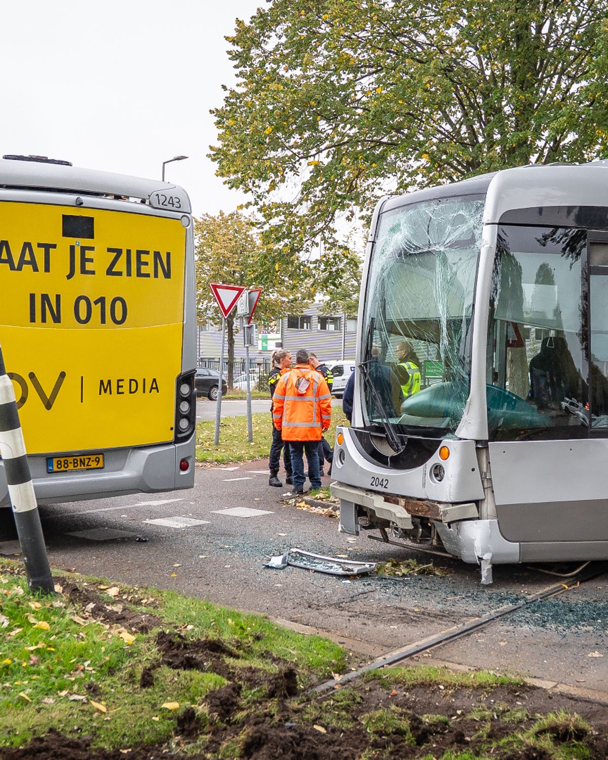 Ravage na botsing tram en bus, meerdere passagiers nagekeken - Rijnmond
