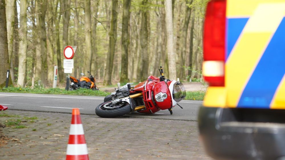 Motorrijder (65) overleden na botsing in Ede - Omroep Gelderland