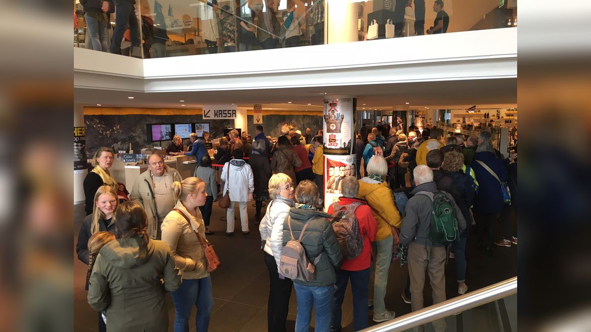 Lange wachttijden voor Escher-tentoonstelling Fries Museum - Omrop Fryslân