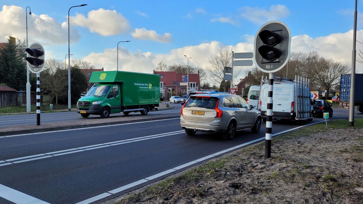 Speciaal verkeerslicht moet doorstroming bij N-weg verbeteren - Omroep West