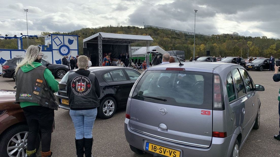 Video: Drive-in uitvaartdienst voor 12-jarige Kyan - L1 Nieuws Video: Drive-in uitvaartdienst voor 12-jarige Kyan - L1 Nieuws