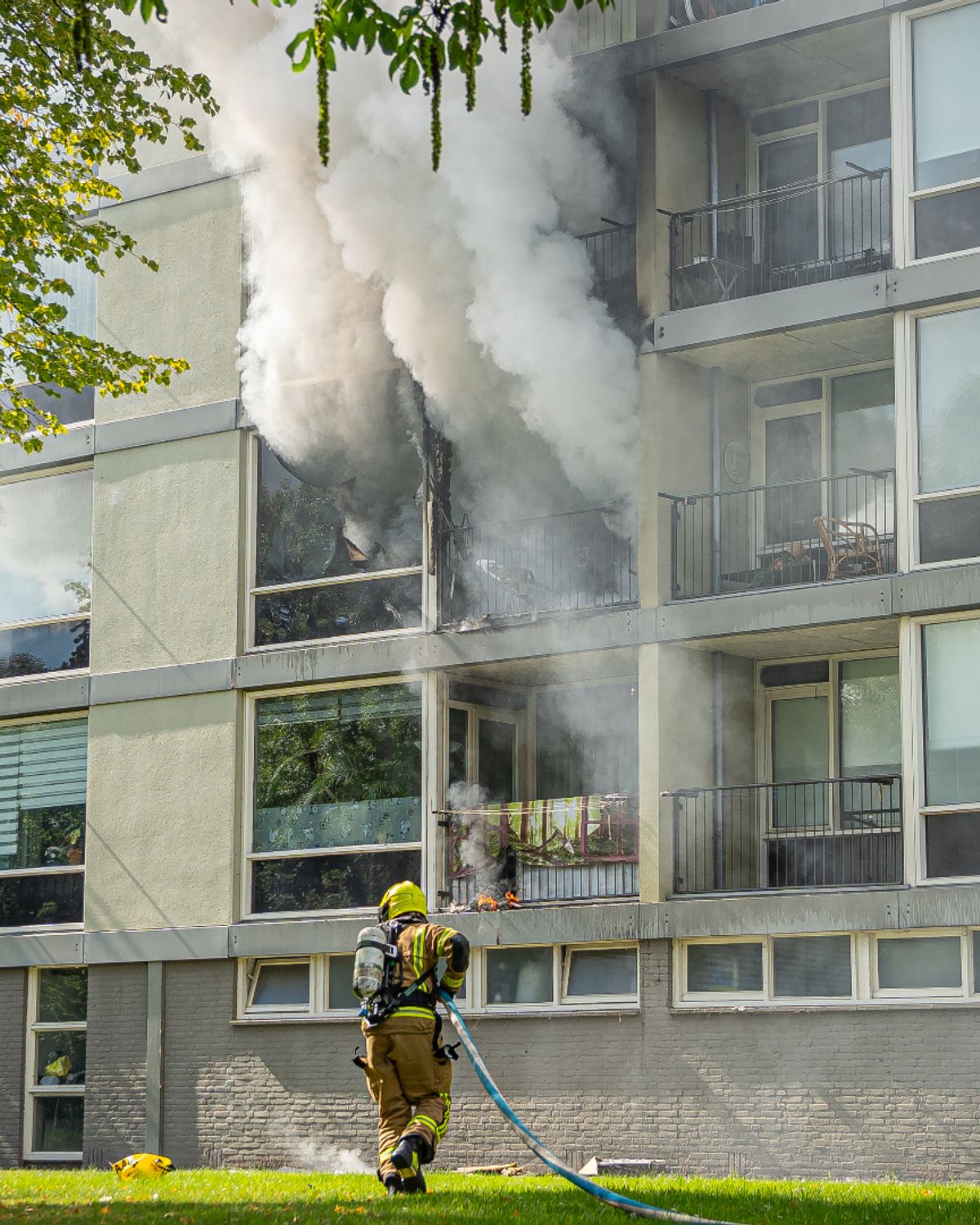 Veel zwarte rook bij hevige brand in flat - Rijnmond
