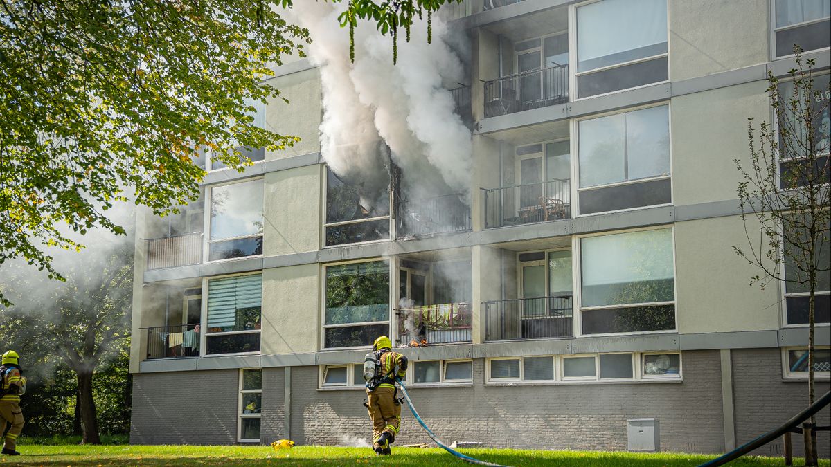 Veel zwarte rook bij hevige brand in flat - Rijnmond