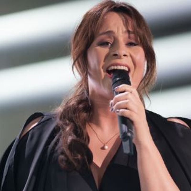 Hoogzwangere Trijntje Oosterhuis staat 'gewoon' op het podium in Arnhem ...