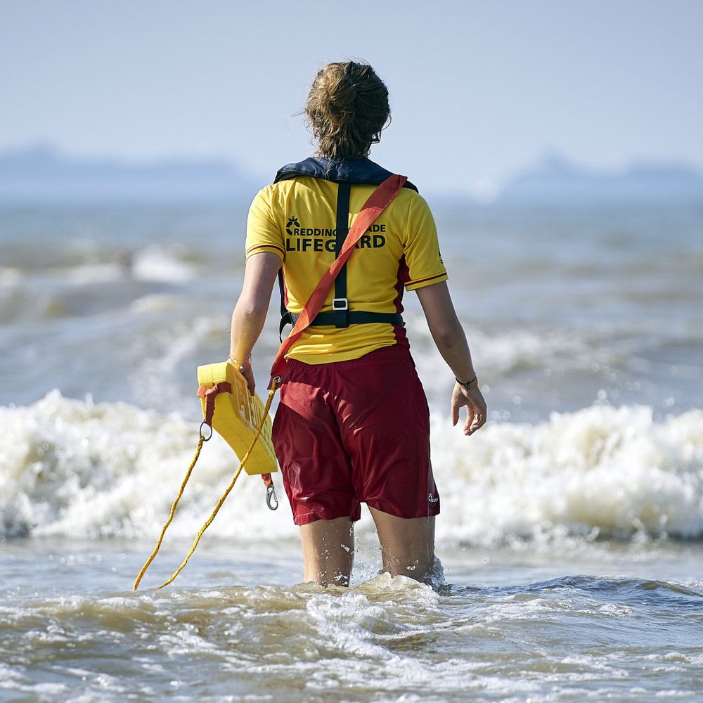 Gele vlag gehesen vanwege gevaarlijke zee - Omroep West