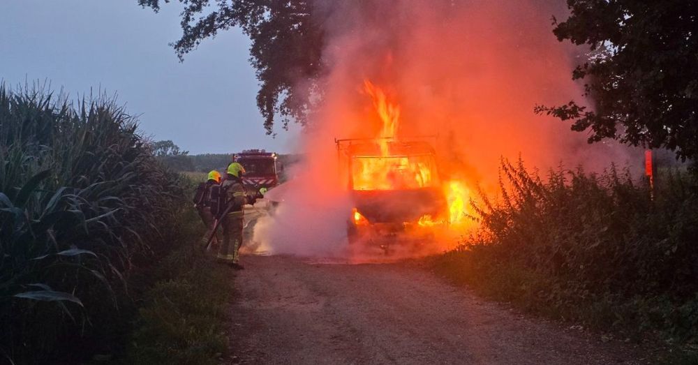 Bestelbus gaat in vlammen op • gewonde bij botsing - Omroep Gelderland