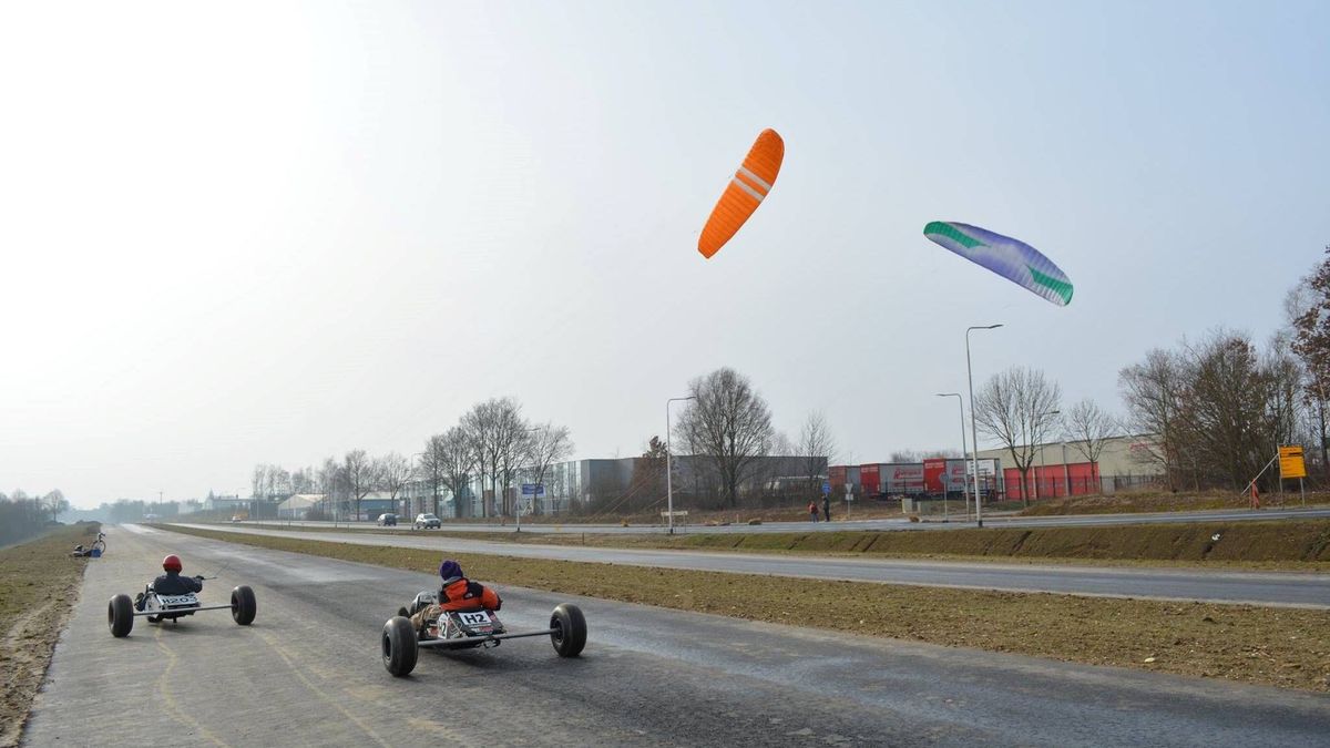 Opmerkelijk: kitebuggy's heersen op leeg stuk asfalt - L1 Nieuws