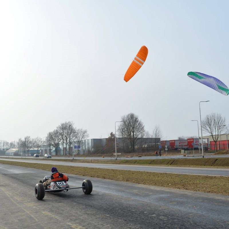 Opmerkelijk: kitebuggy's heersen op leeg stuk asfalt - L1 Nieuws