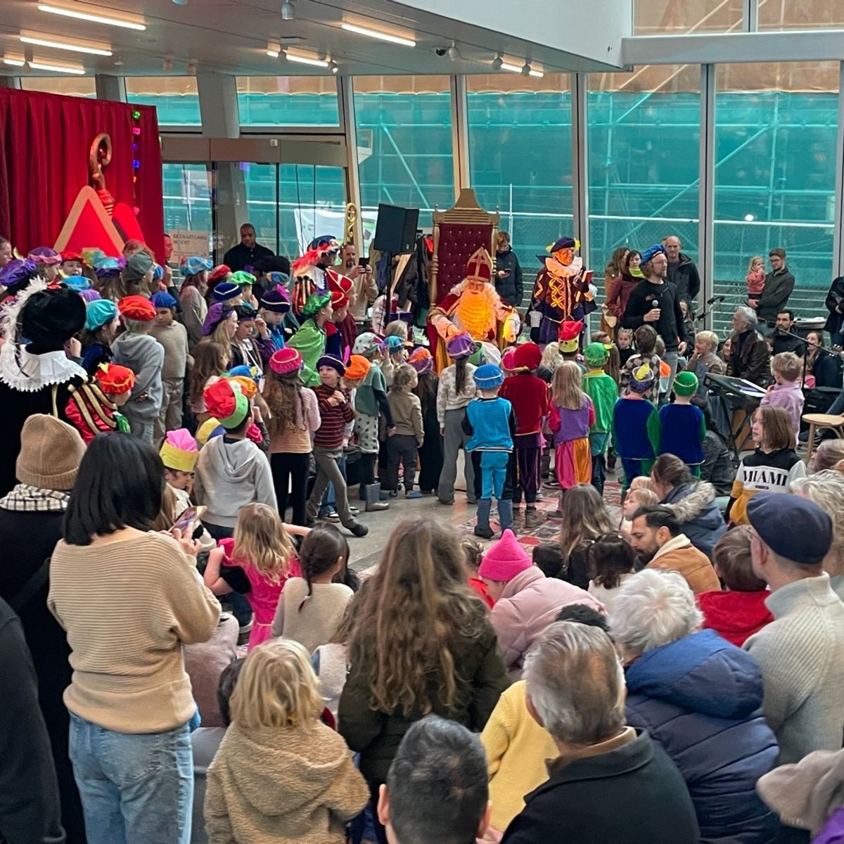 Kinderen uit azc zingen Sinterklaasliedjes mee: 'We hebben flink ...