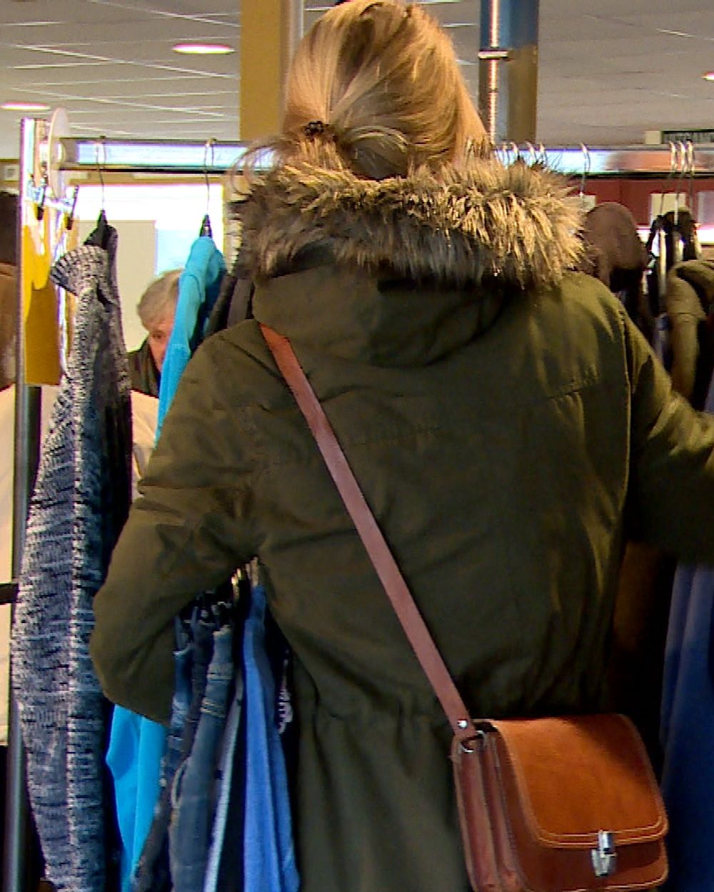 2.000 kilo tweedehands kleding per week bij de kledingbank: 'Dat is ...