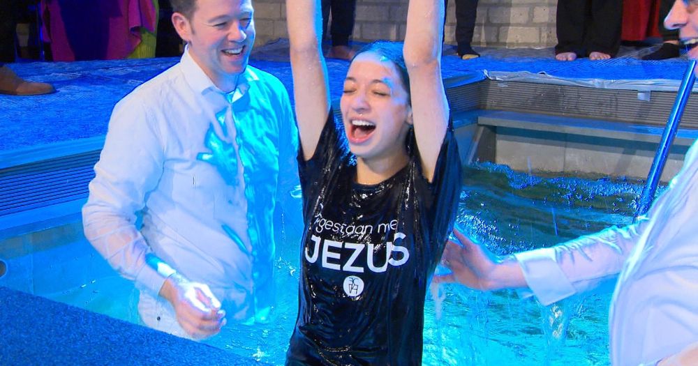 Jongeren in Hoogezand gedoopt: 'Als God komt wonen in je hart, word je ...