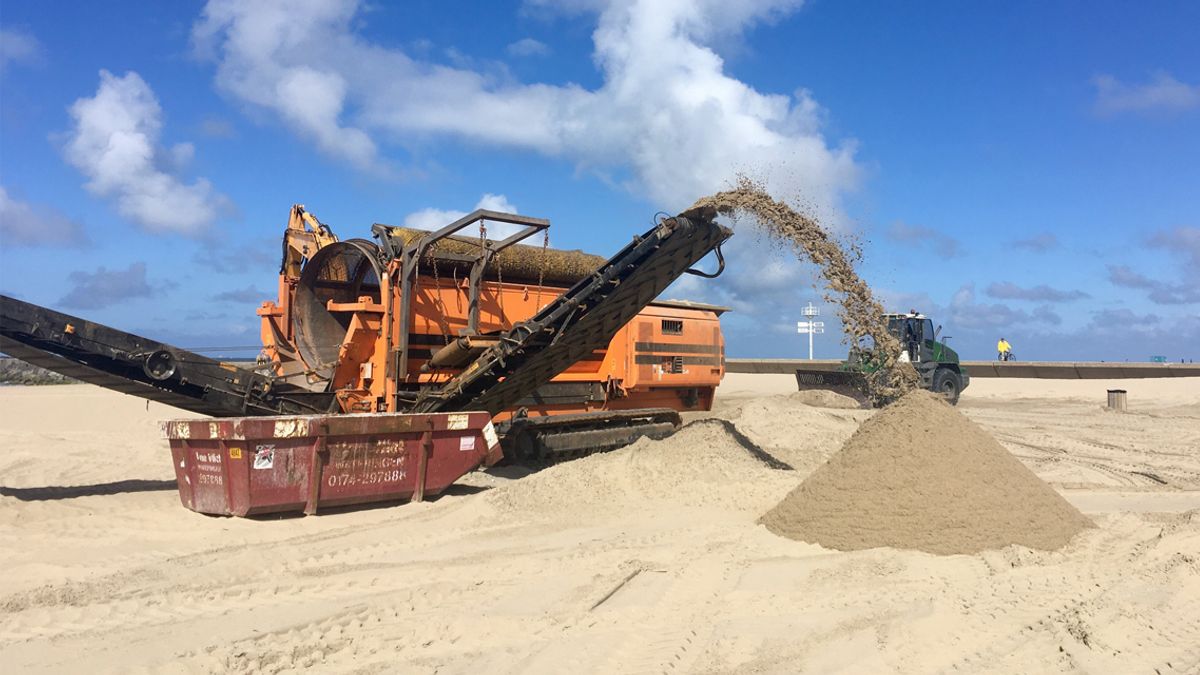 Miljoenen spijkers in het zand; grote schoonmaakactie op strand ... Miljoenen spijkers in het zand; grote schoonmaakactie op strand ...