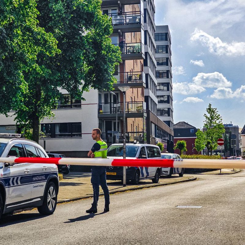 Een kluis vol cash en kilo’s wiet: Enschedese vader en zoon blijven ...