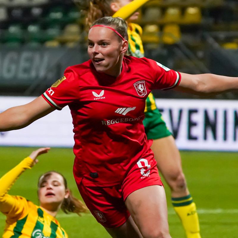 Ravensbergen schiet FC Twente naar ruime zege op ADO en naast PSV in stand Vrouwen Eredivisie - Oost