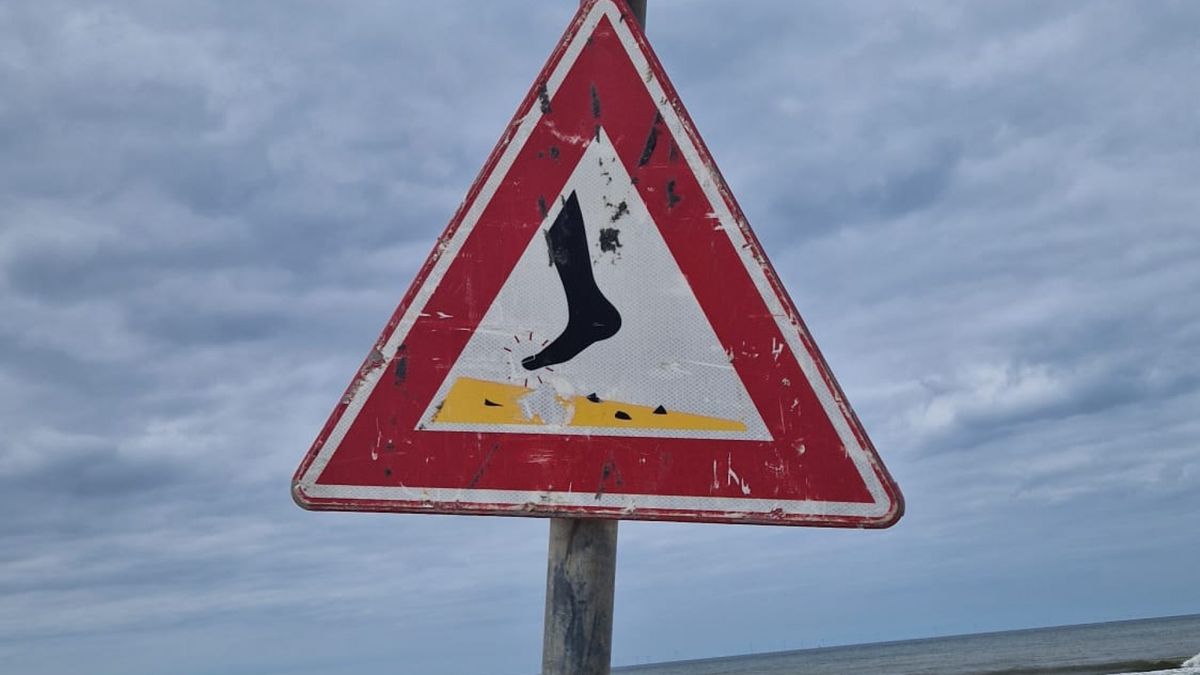 Opmerkelijk bord staat op meerdere plekken, wat betekent het? - Omroep West