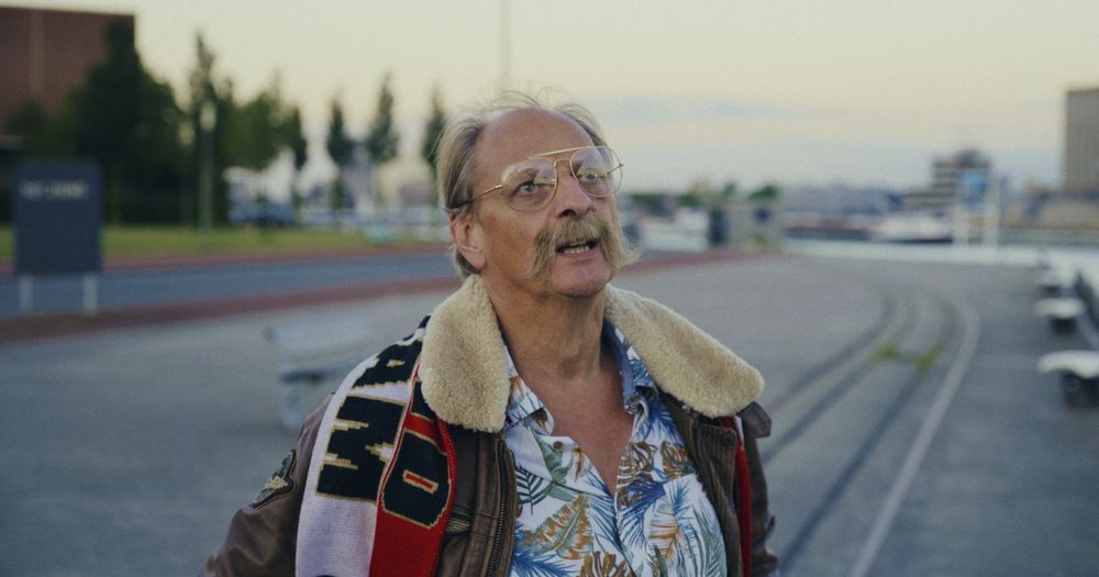 Ome Cor zuipt in nieuwe film 'Opa Cor' stuk in zijn kraag en raakt zijn ...