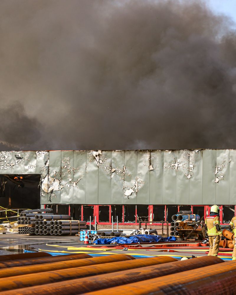 Sein brand meester in Heetveld: blussen gaat door, deel van bedrijf niet meer te redden - Oost