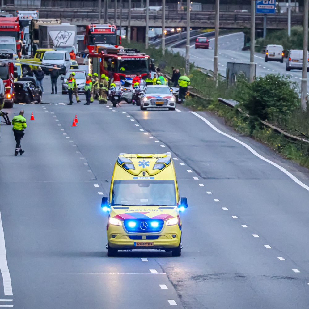 Zes gewonden en drie aanhoudingen na ernstig ongeluk op snelweg - Omroep West