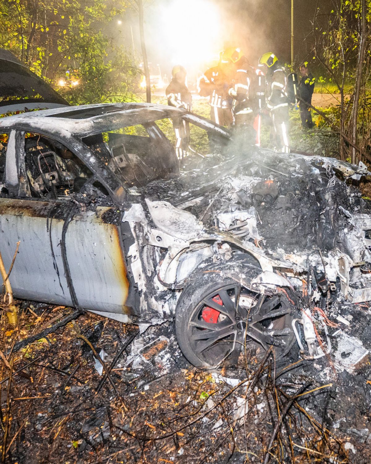 Auto gaat in vlammen op na crash tegen boom, bestuurder ligt gewond ...