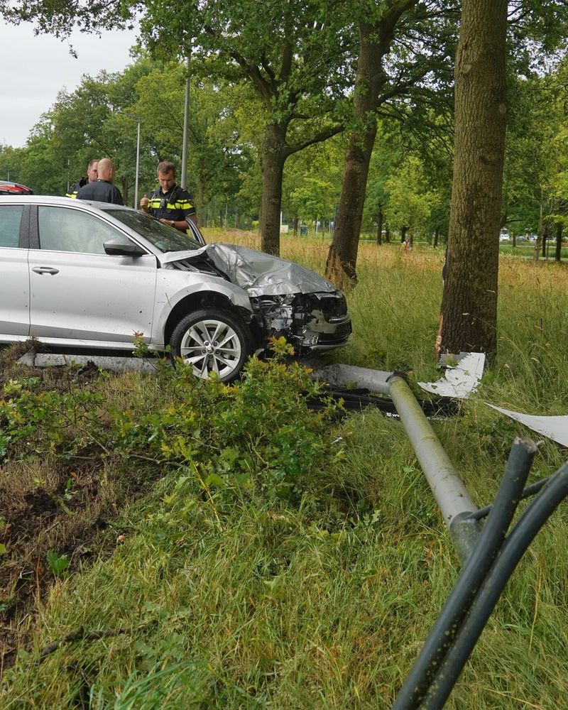 Auto botst tegen lantaarnpaal en boom in Assen - RTV Drenthe