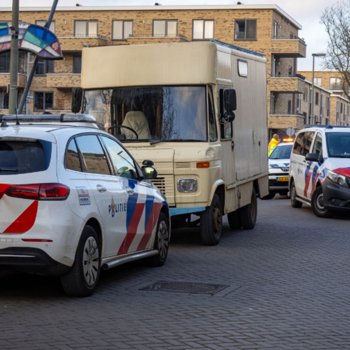Politie rijdt busje klem in Schiedam na zorgen over bestuurder ...