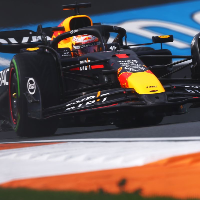 Windstoten, poncholeger én een spin: Max Verstappen tweede bij eerste vrije training op ...