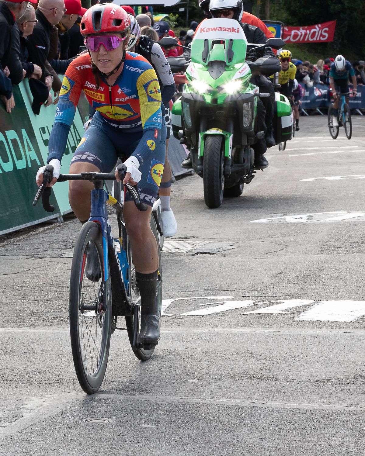 Van Anrooij krijgt geldboete, tijdstraf en gele kaart, zakt daardoor ...