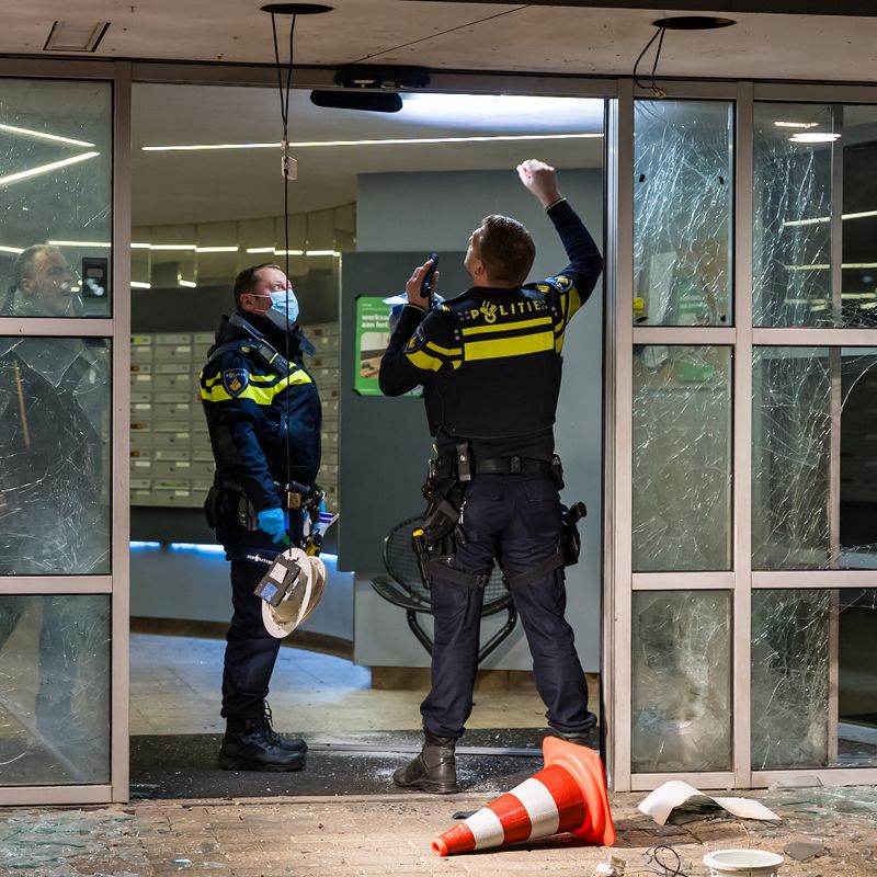 Veel schade aan ingang flat door explosie - Rijnmond